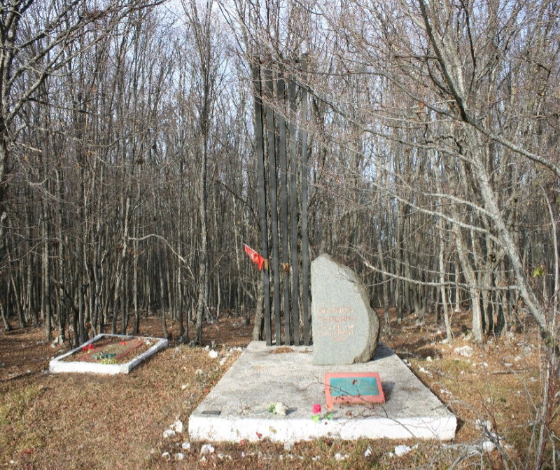 Anıt, heykel Памятный знак партизанам-артиллеристам Партизанская катюша, Kırım Cumhuriyeti, foto