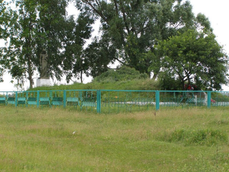 Anıt, heykel Братская могила жертв фашизма, Çernigov Bölgesi, foto