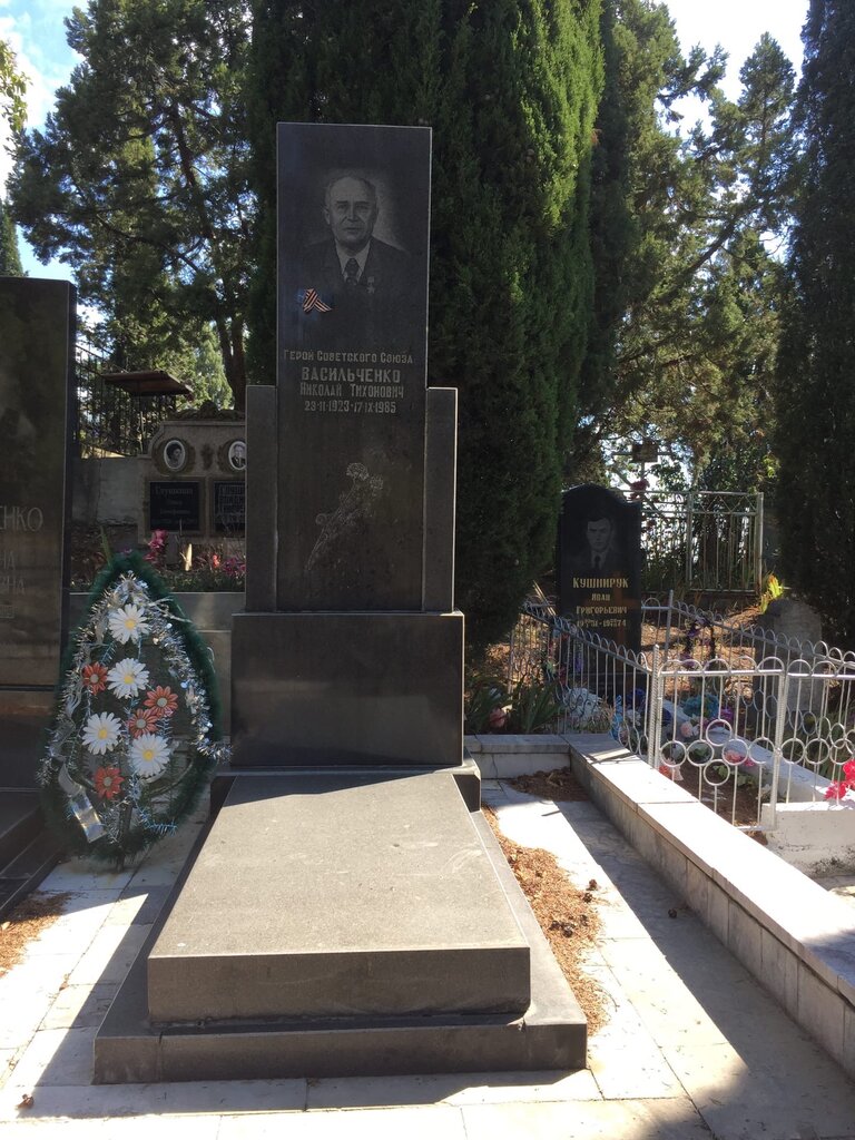 Ünlü kişilerin mezarları Герой СССР Васильченко Николай Тихонович, Kırım Cumhuriyeti, foto