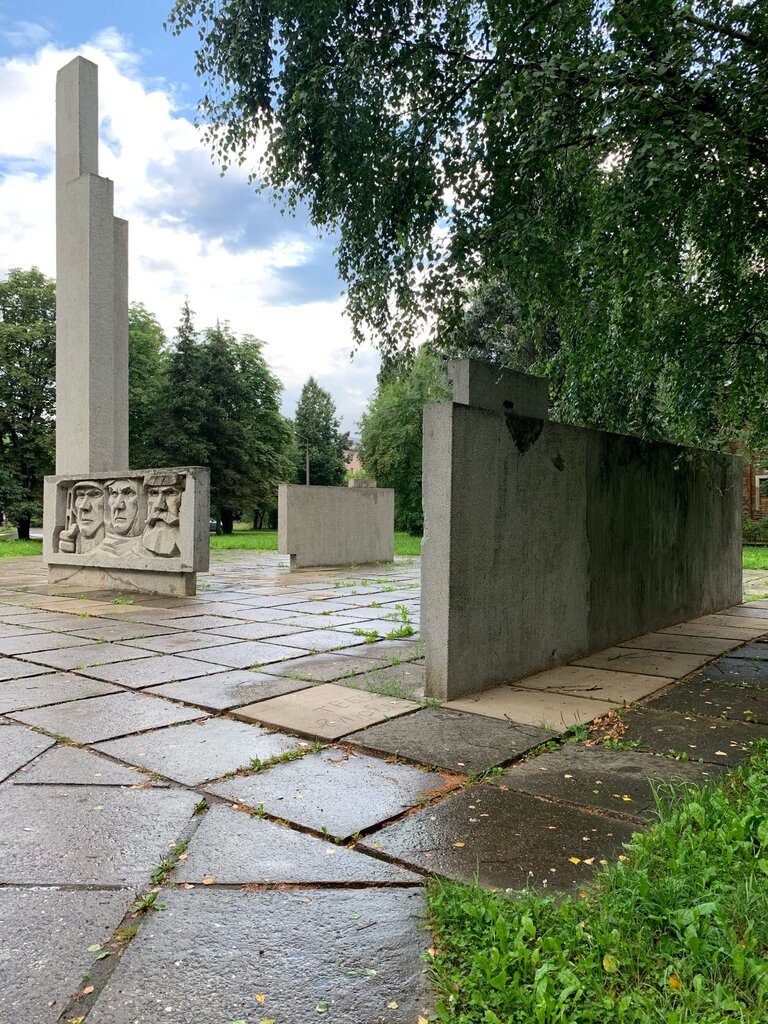 Anıt, heykel Заводчанам ЛРЗ, погибшим в Великую Отечественную войну, Velikie Luky, foto