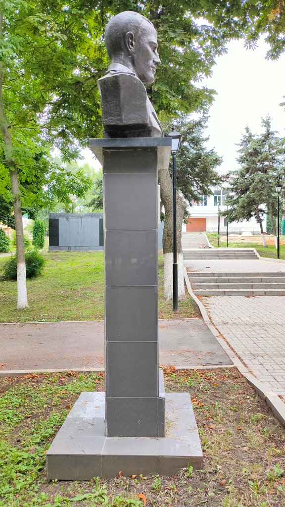 Anıt, heykel Бюст Героя Советского Союза И.Ф. Фатеева, Mtsensk, foto