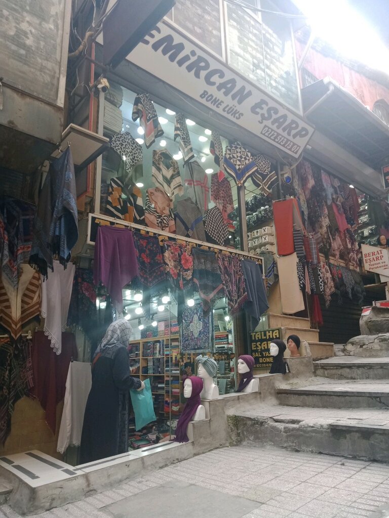 Giyim mağazası Emircan Eşarp, İstanbul, foto