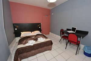 Hotel de la Poste (Occitanie, Aude, Arrondissement de Carcassonne, Saissac, Rue Riquet), otel  Paris'ten