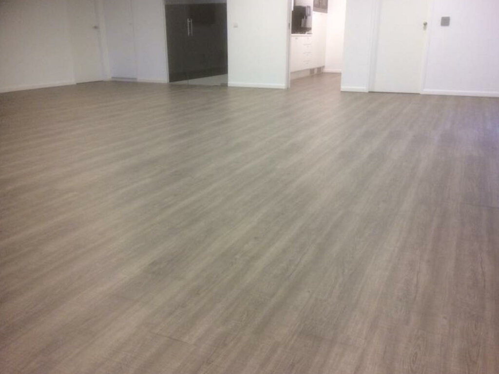 Boya ekipmanları Bvba Schilder- & Behangwerken, Vloerbekleding Rahier Davy, Batı Flandre, foto