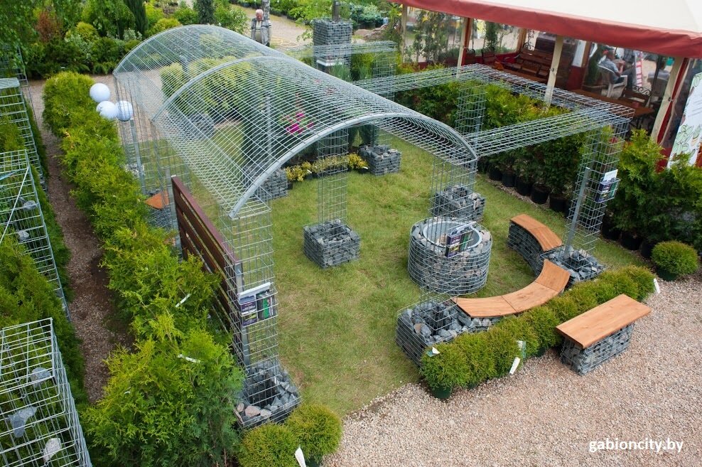 Çitler, parmaklıklar Gabionika City, Minsk, foto