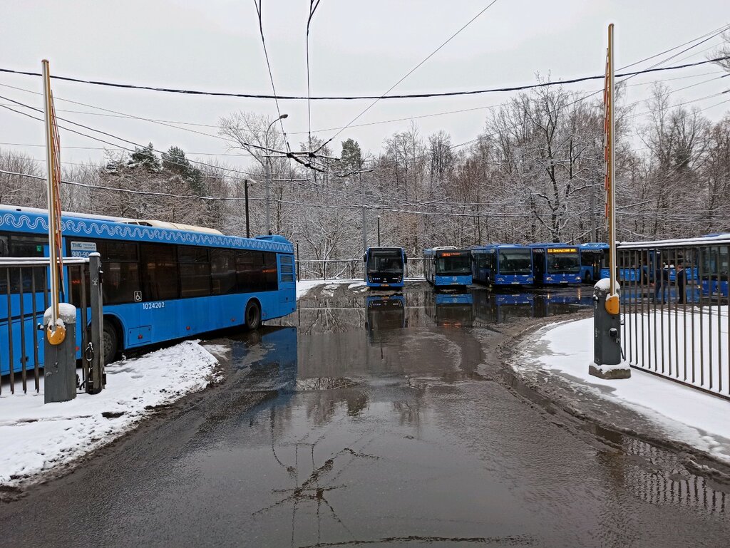 Troleybüs durağı Avtobusno-trolleybusnaya stantsiya Fili-Barklaya, Moskova, foto