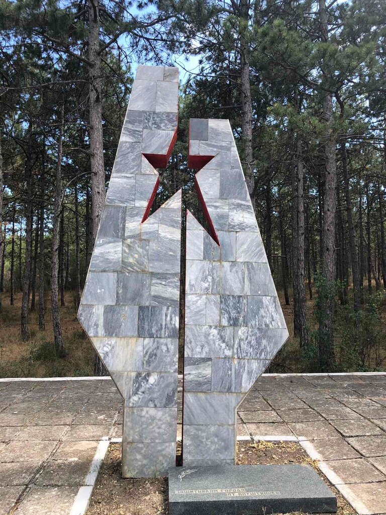 Anıt, heykel Братская могила советских воинов, Kırım Cumhuriyeti, foto