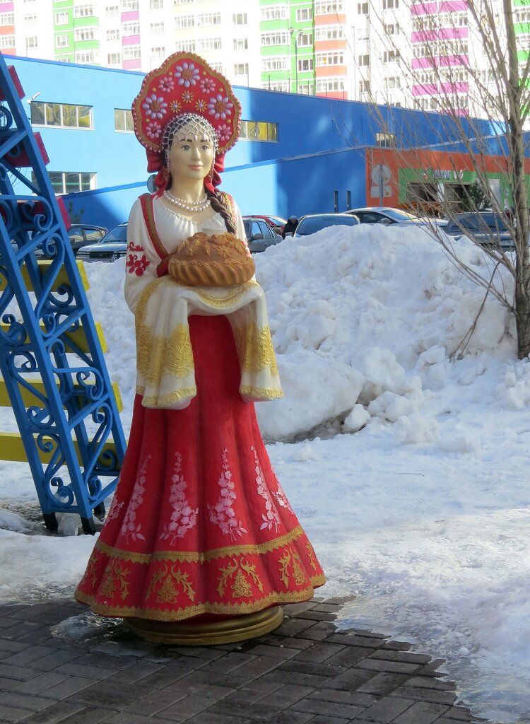 Park, sokak heykeli Скульптурная композиция Девушка в русском народном костюме с караваем, Tiumen, foto