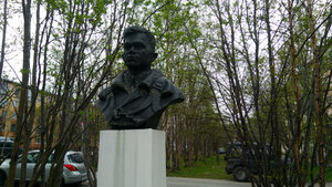 Герою Советского Союза, летчику В.П. Миронову (Murmansk Region, Kola, Viktora Mironova Avenue), anıt levhası, anıt taş  Coca'dan