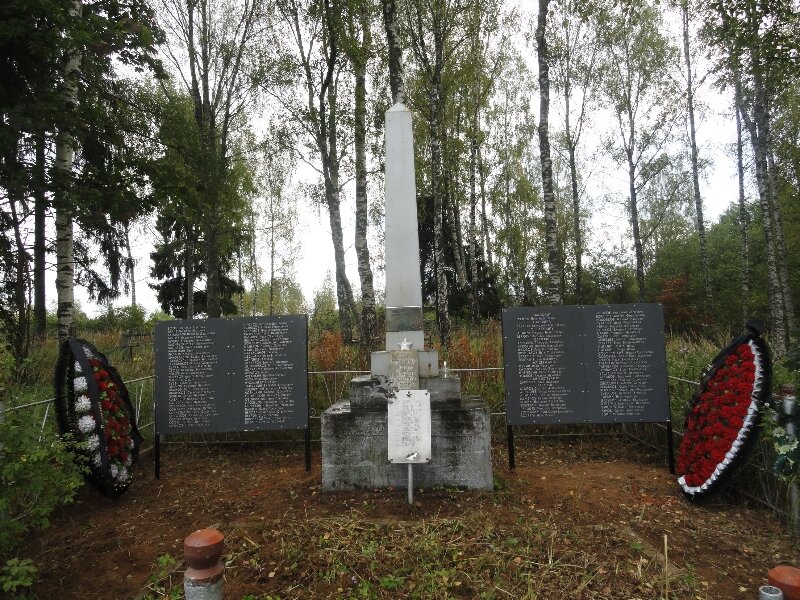 Anıt, heykel Братская могила советских воинов, погибших в боях с фашистскими захватчиками, Smolenskaya oblastı, foto