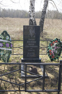 Могила офицера, погибшего в 1943 году (Oryol Region, Zalegoshchenskiy rayon, Prilepskoye selskoye poseleniye, derevnya Zhelyabuga), anıt, heykel  Orlovskaya oblastından