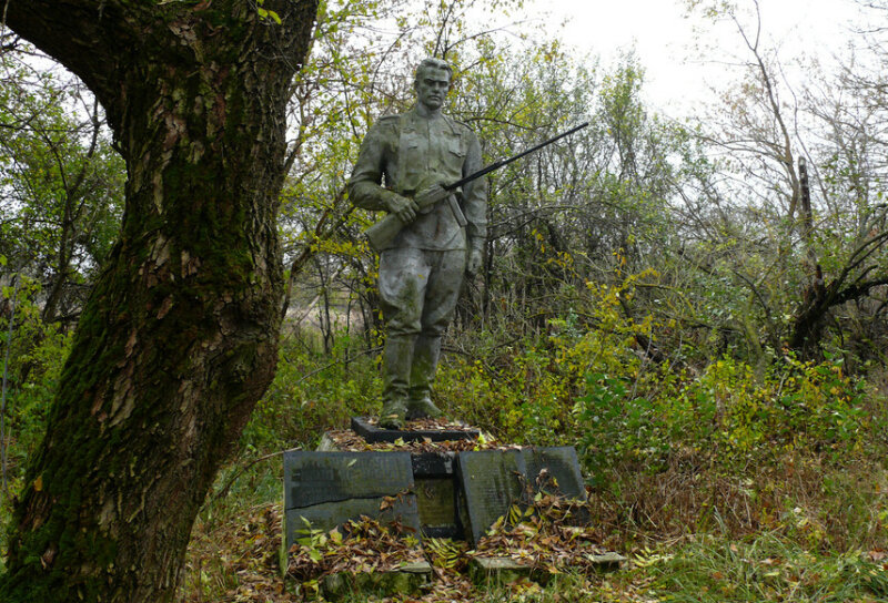 Anıt, heykel Воинам-землякам и братская могила воинов, Kiev Bölgesi, foto