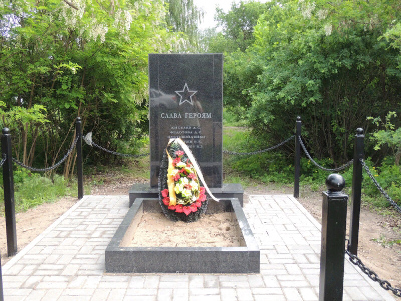 Anıt, heykel Братская могила, Voronejskaya oblastı, foto