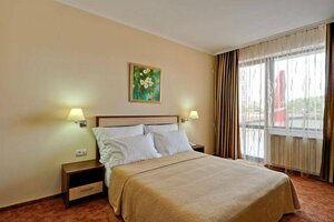 Saturn (Constanţa), otel  Dünya'dan