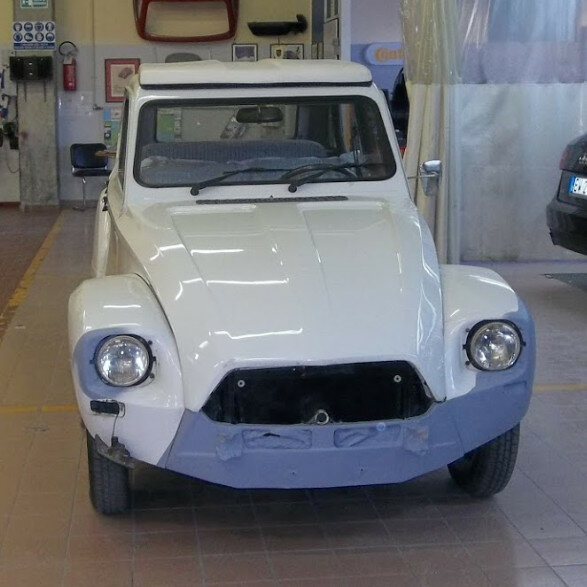 Otomobil servisi Carrozzeria del Borgo, Piyemonte, foto
