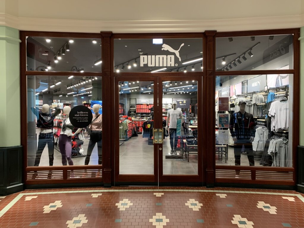 Giyim mağazası Puma Outlet Salzburg, Salzburg, foto