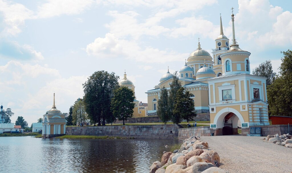 Emlak ofisi Два новых бревенчатых дома, Tverskaya oblastı, foto