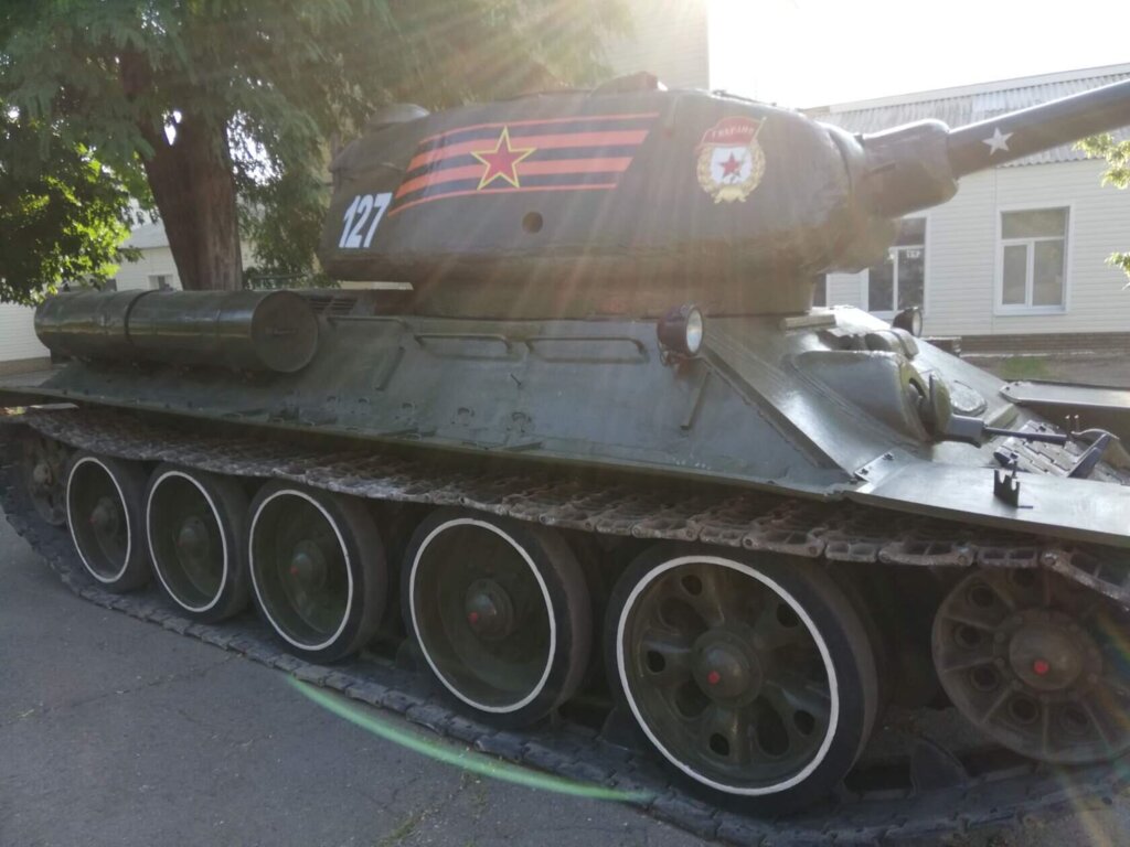 Teknoloji anıtı Танк Т-34, Krasnodon, foto