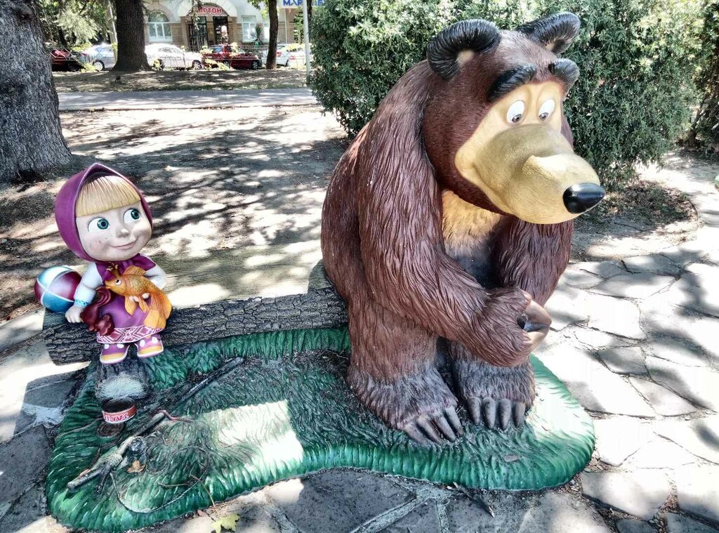Park, sokak heykeli Masha and the Bear, Soçi, foto