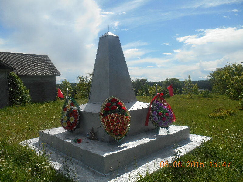 Anıt, heykel Погибшим воинам, Kirovskaya oblastı, foto