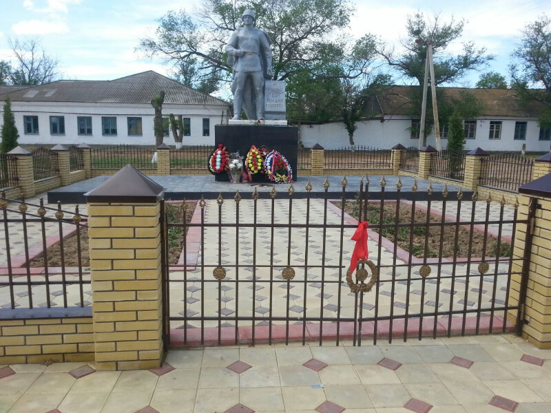 Anıt, heykel Воин-освободитель, Kalmukya, foto