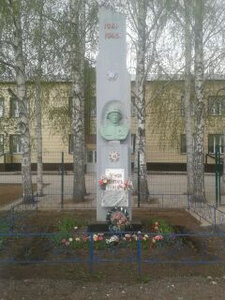Воинам, погибшим в Великой Отечественной войне (Orenburg Region, Krasnogvardeyskiy rayon, Nizhnekristalskiy selsovet, posyolok Nizhnekristalka, Tsentralnaya ulitsa), anıt, heykel  Orenburgskaya oblastından