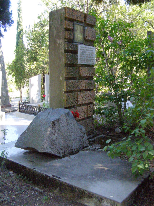 Anıt, heykel Братская могила подпольщиков, погибших в 1942 г., Yalta, foto