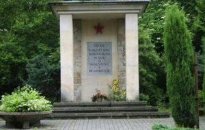 Братские могилы (Lesser Poland Voivodeship, Powiat Suski, Sucha Beskidzka), anıt, heykel  Sucha Beskidzka'dan