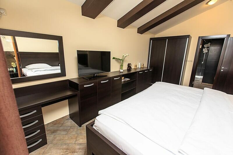 Otel Lucic, Dünya, foto