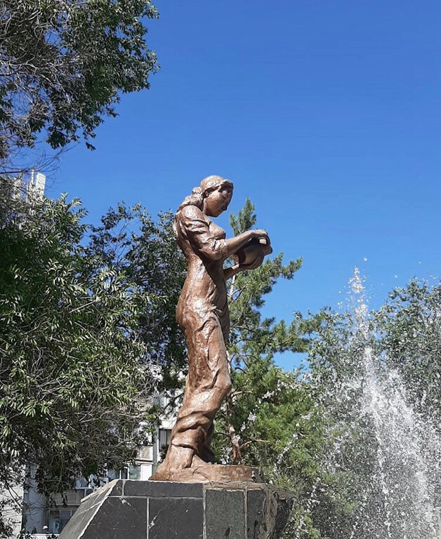 Park, sokak heykeli ZHenshchina s kuvshinom, Aktöbe, foto