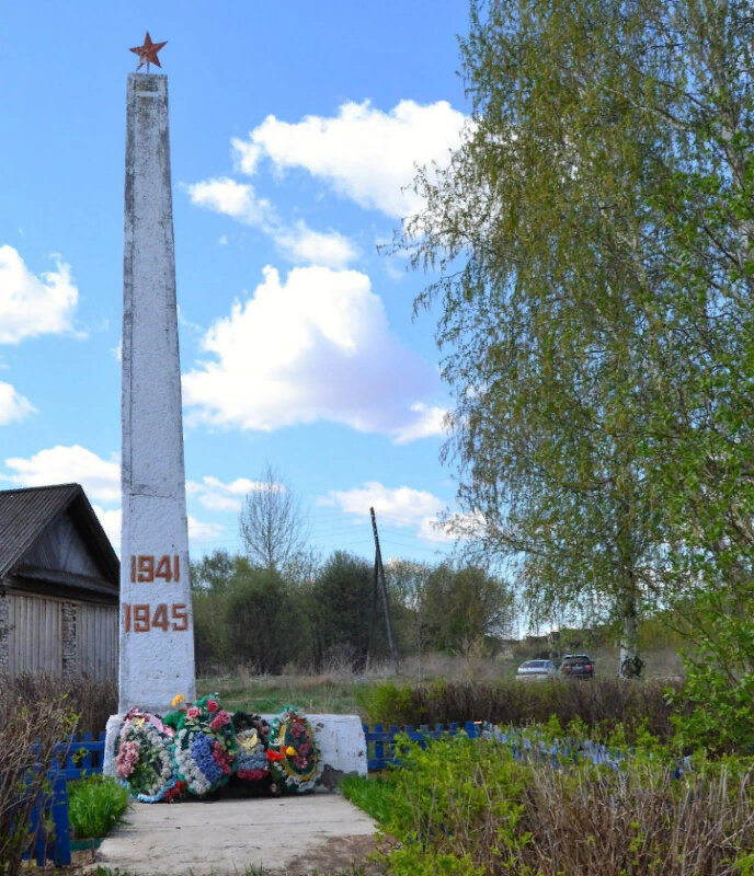 Anıt, heykel Памятник-стела защитникам Отечества в Великой Отечественной войне, Kirovskaya oblastı, foto