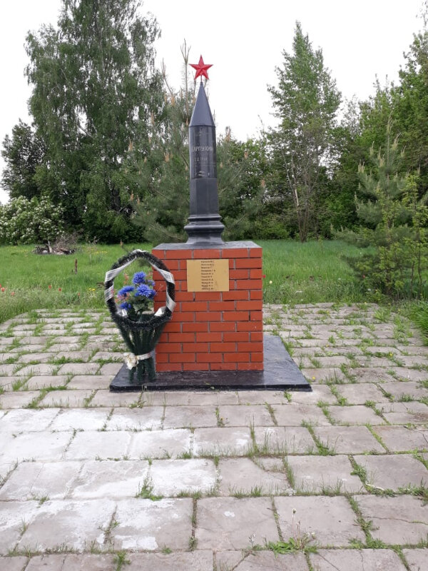 Anıt, heykel Воинское захоронение. Памятник воинам, умершим от ран в эвакогоспитале, Lipetskaya oblastı, foto