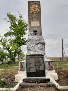 Погибшим односельчанам (Saratov Region, Dergachyovskoye munitsipalnoye obrazovaniye, posyolok Vasilyevka 1-ya), anıt, heykel  Saratovskaya oblastından