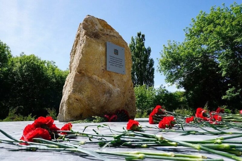 Anıt levhası, anıt taş Памятный камень несовершеннолетним узникам фашистских концлагерей, Stavropol, foto