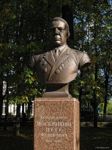 Anıt, heykel Бюст командира 4-й гвардейской дивизии Москвитина П.М., Yelnia, foto