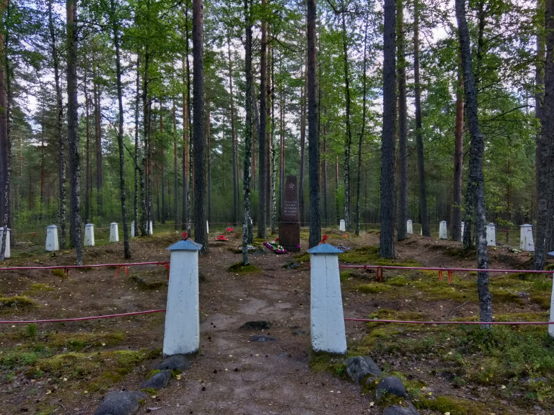 Anıt, heykel Братская могила № 15, Saint‑Petersburg ve Leningradskaya oblastı, foto