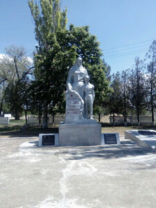 Братская могила красноармейцев и членов подпольной группы, 1920 год, 1942 год, 1975 год (Autonomous Republic of Crimea, Dzhankoyskiy rayon, Yermakovskiy selskiy sovet, selo Solyonoye Ozero), anıt, heykel  Kırım Cumhuriyeti'nden