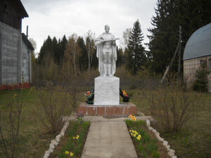 Неизвестный солдат (Kostroma Region, Manturovskiy munitsipalny okrug, posyolok Oktyabrskiy), anıt, heykel  Kostromskaya oblastından
