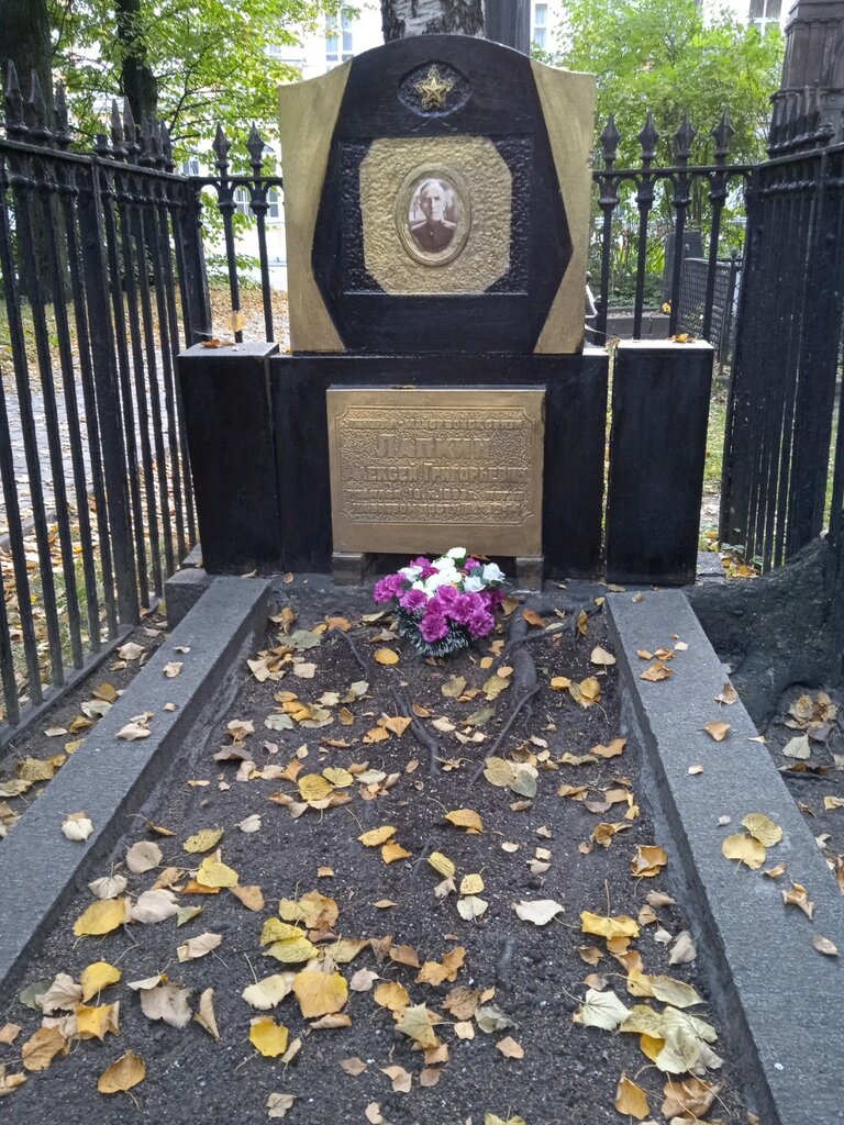 Ünlü kişilerin mezarları Генерал-майор Алексей Григорьевич Ланкин, Saint‑Petersburg, foto