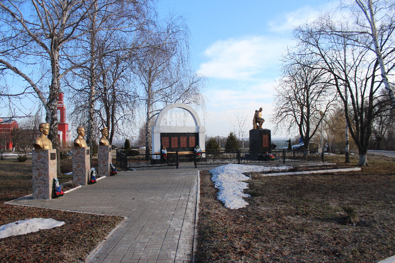 Anıt, heykel Братская могила советских воинов, погибших в боях с фашистскими захватчиками, Belgorodskaya oblastı, foto