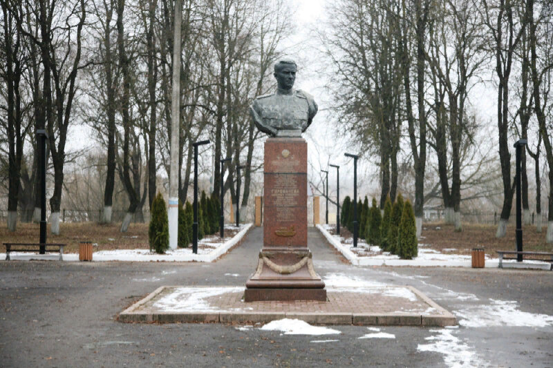 Anıt, heykel А.А. Головачёв, Brianskaya oblastı, foto