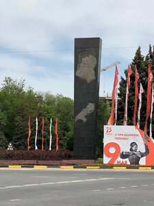 Героям-комсомольцам (Rostov-on-Don, Komsomolskaya ploshchad), anıt, heykel  Rostov‑na‑Donu'dan
