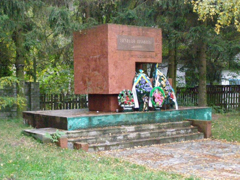 Anıt, heykel Братская могила воинов, Chernigov, foto