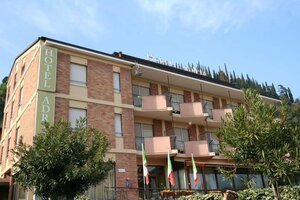 Hotel Adria & Resort (Piazza Caduti No:4, Toscolano-Maderno), otel