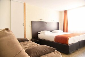 Hotel Les Alpes (Alpes-de-Haute-Provence, Arrondissement de Digne-les-Bains, Gréoux-les-Bains, Avenue des Alpes), otel