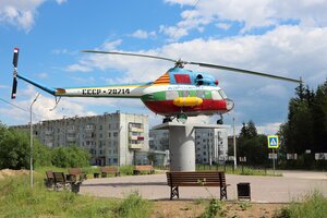 Вертолёт Ми-2 - памятник покорителям севера (Komi Republic, munitsipalnoye obrazovaniye Sosnogorsk, Sosnogorsk, ulitsa 95 let Respublike Komi), anıt, heykel  Sosnogorsk'tan