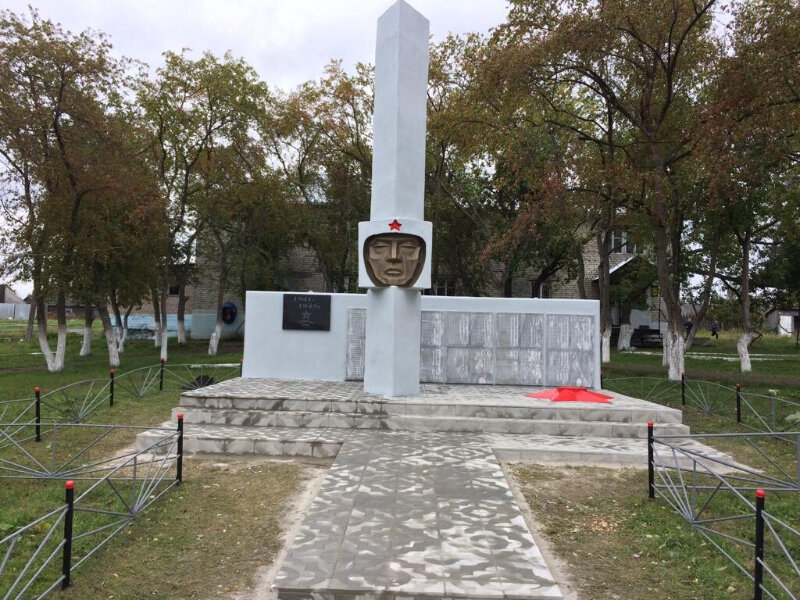 Anıt, heykel Воинам-землякам, погибшим в годы Великой Отечественной войны, Sverdlovskaya oblastı, foto