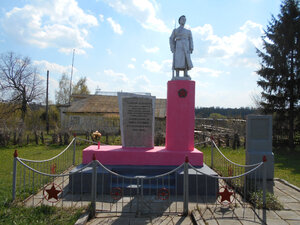 Обелиск воинам-землякам, погибшим в годы Великой Отечественной войны 1941-1945 гг. (Vladimir Region, Yuryev-Polskiy rayon, munitsipalnoye obrazovaniye Nebylovskoye, selo Krasnoye Zarechye), anıt, heykel  Vladimirskaya oblastından