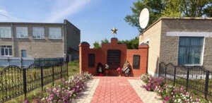 Обелиск воинам-землякам, погибшим в годы Великой Отечественной войны (Novosibirsk Region, Kupinskiy rayon, selo Yarkul), anıt, heykel  Novosibirskaya oblastından