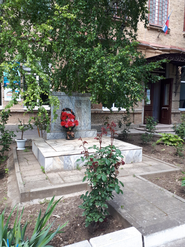 Anıt, heykel Выпускникам школы № 1, павшим в боях в Великой Отечественной войне, Zelenokumsk, foto